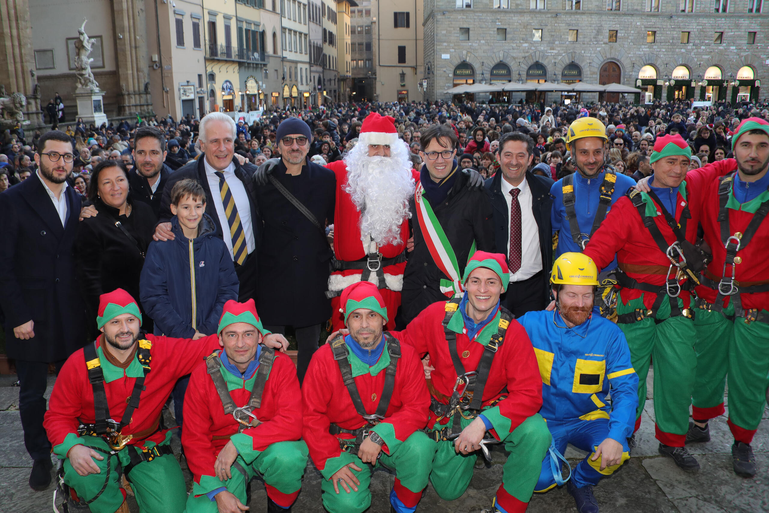 Firenze, Babbo Natale e la Befana pronti a calarsi da Palazzo Vecchio