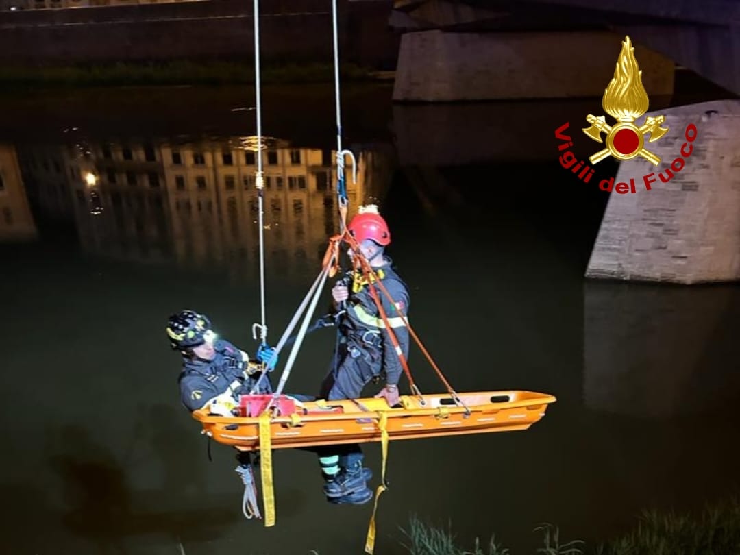 Cade dalle spallette dell'Arno, ferito un giovane
