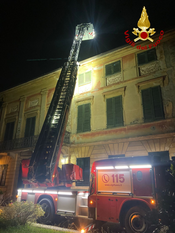 Intervento dei Vigili del Fuoco di Lucca per il crollo di un solaio