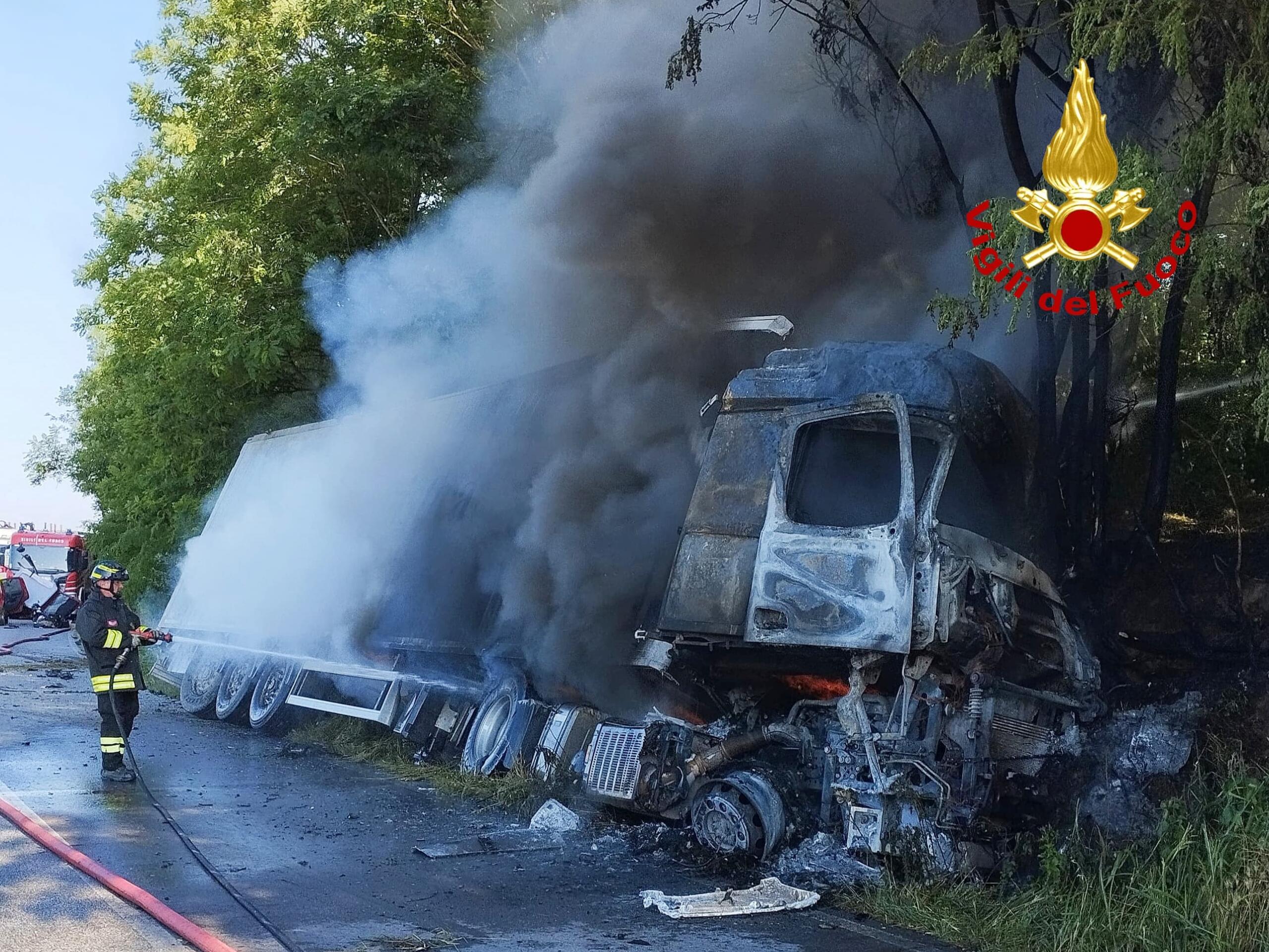 Pauroso scontro tra tir e auto, un ferito, illesa una bambina di un anno Pauroso scontro tra tir e auto, un ferito, illesa una bambina di un anno